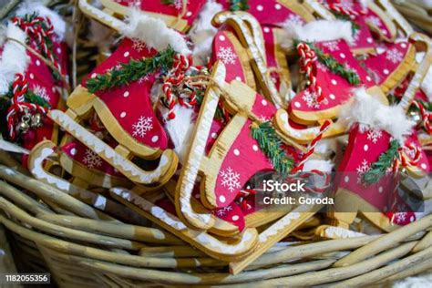 흰색 모피 눈송이와 종과 전나무 분기와 빨간 스케이트의 형태로 합판의 복고풍 스타일의 크리스마스 장식의 바구니 무리 휴가 준비