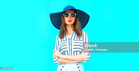 검은 둥근 여름 모자를 쓴 아름다운 여성 모델의 초상화 파란색 배경에 흰색 줄무늬 셔츠 20 29세에 대한 스톡 사진 및 기타 이미지 20 29세 25 29세 개인