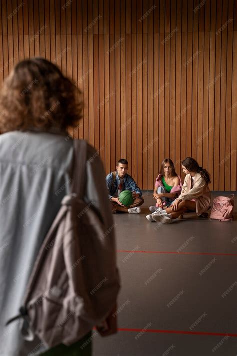 Над девушкой издеваются сзади Бесплатно Фото