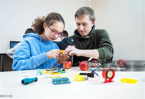 사과를 이용한 학교 실험 학교 학생들은 사과에서 전기를 추출하고 화학 반응의 에너지를 사용합니다 테이블 Stem 및 Steam 공학 과학 교육 수업에서 학습 Stem 주제에