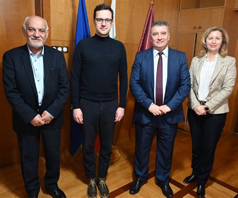 УНСС Подписан е договорът за модернизация на Университетската библиотека