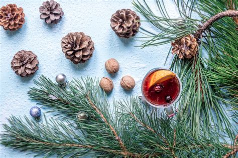 핫 오렌지 아니 스 Cardamon Mulled 와인 블루 바탕에 계 피 크리스마스 나무 가지 선물 및 콘 12 23 개월에