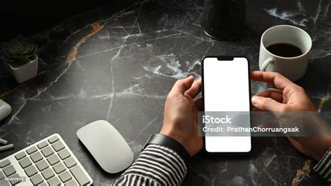 대리석 테이블에서 스마트폰을 사용하는 남자 손의 모습을 닫습니다 디자인을 위한 공간과 빈 화면을 복사합니다 검색에 대한 스톡 사진 및 기타 이미지 Istock