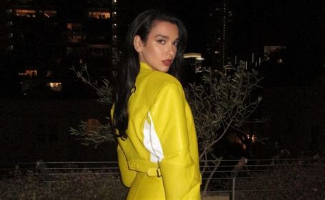 Dua Lipa Se Consolida Como Princesa De Jamaica Con Micro Bikini De Hello Kitty