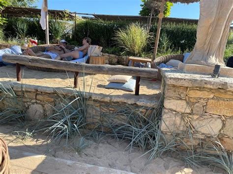 ФОТОБОМБА Бившият министър Красен Кралев с младо гадже на плажа