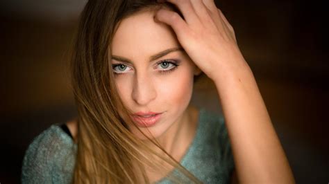 Портрет девушки с зелеными глазами · 1920x1080 Full Hd бесплатная фотография от Arashilkis