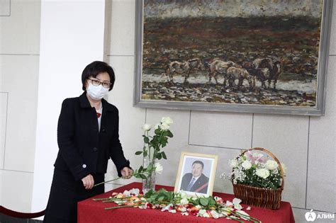 Төрийн ордонд учир битүүлгээр амиа алдсан Г Батхүү агсаныг АН ын журмын нөхөд нь дурсан цэцэг