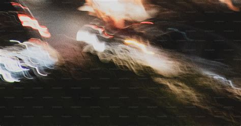 흐릿한 조명이 어두운 배경을 가로질러 줄무늬를 이룹니다 사진 Unsplash의 영화 사진 이미지