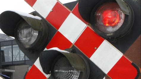 Twintiger Rijdt Tussen Gesloten Slagbomen Onder Trein De Morgen