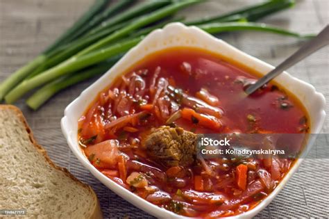 부엌 테이블에 흰색 그릇에 우크라이나어 비트 수프보르시 맛 있는 사탕 무 수프 제품에 둘러싸인 테이블에 신선한 Borsch이미지 건강한 생활방식에 대한 스톡 사진 및 기타