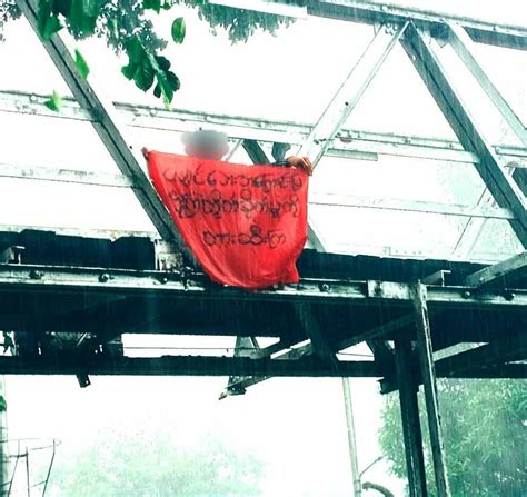 Khit Thit Media စဥ့်ကူး၊ ငပြင်းအင်းရွာတွင် စစ်သင်တန်းပေးရန် ပြင်နေစဉ် Pdf က ဝင်စီးရာ အုပ်ကြီး