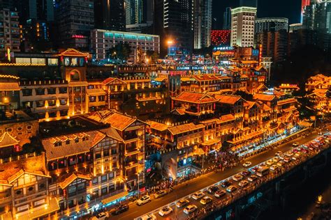 2023洪崖洞民俗风貌区游玩攻略1洪崖洞楼下路上，最好的摄影【去哪儿攻略】