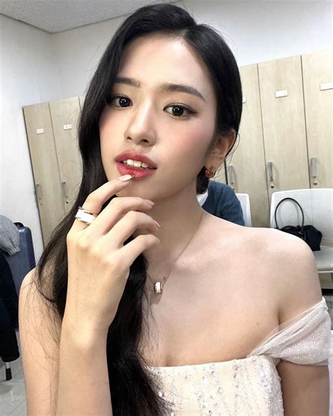 아이브 안유진 오프숄더 여신 드레스 걸그룹 연예인 움짤저장소