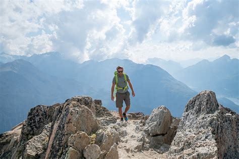 정상에 도달 하기 위해 산 길에 바위를 등반 젊은 남자 스위스의 인물 야외 활동 컨셉 샷 그라우뷘덴 주에 대한 스톡 사진 및 기타 이미지 그라우뷘덴 주 바위 가파른