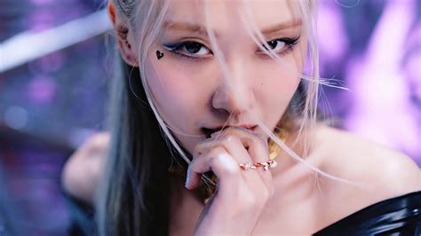 300 Cool Girl Wallpapers