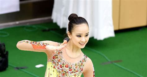 사진 손연재곤봉 연기 미소와 함께 시작