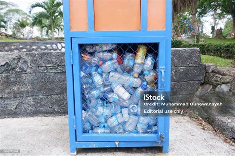 남은 플라스틱 음료수 병 폐기를 위한 특수 상자 재활용 될 폐기물 은행의 개념 Bontang 동 칼리만탄 인도네시아 2023년 6월 21일 0명에 대한 스톡 사진 및 기타