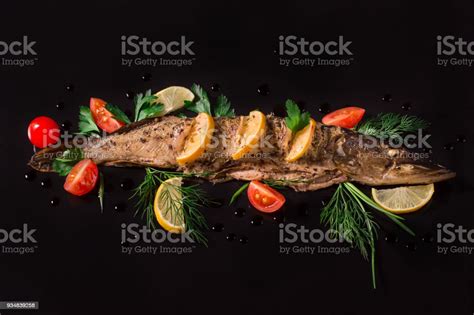 토마토 레몬과 딜 꼼 하 장 요리 어 검은 배경 최고의 볼 수 있습니다 건강한 생활방식에 대한 스톡 사진 및 기타 이미지 건강한 생활방식 건강한 식생활 구이 Istock