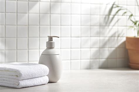 따스한 햇살이 비치는 흰색 타일 배경의 다양한 소품 유토이미지 상세페이지 베이직샵 사진 22311076