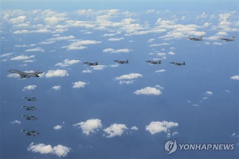 美전략폭격기 참여 한미일 공중훈련…北icbm 발사 대응