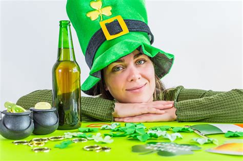 성 패트릭의 날에 녹색 모자를 쓰고 웃는 여자 맥주병 황금 동전 녹색 모자 클로버 St Patricks Day에 대한 스톡 사진 및 기타 이미지 St Patrick