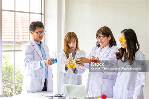 과학 테스트 화학자 과학 테스트 품질 실험실에서 일하는 그룹 과학자 화학 실험실에서 한 남자와 세 여자 아시아 인 실험실에서