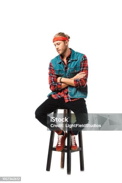 세련 된 남자 데님 조끼와 빨간 체크 무늬 셔츠 흰색 절연 교차 팔을의 자에 앉아 남자에 대한 스톡 사진 및 기타 이미지 남자 데님 머리밴드 Istock