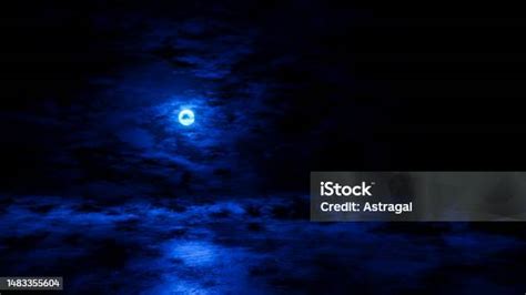 구름 사이를 날아다니는 미래형 네온 구체 3d 렌더링 패션 디자인 3차원 형태에 대한 스톡 사진 및 기타 이미지 3차원 형태 개념 공포 무서움 Istock