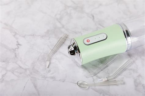 파란색 배경에 전자 구강 세정기 칫솔 페이스트 치실 및 구강 세정제 구강 위생을위한 치과 도구 전기 치간 청소기 치과용 물 샤워 구강 관리 개념입니다 0명에 대한 스톡 사진