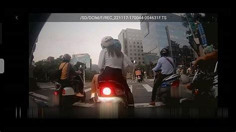 擔心走光 女乘客翹腿側坐機車 警違規能罰 民視新聞網 Line Today
