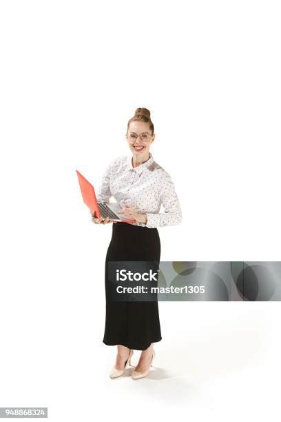 흰색 배경에 고립 된 노트북을 들고 웃는 여 교사의 전체 길이 초상화 교사 교육 관련 직업에 대한 스톡 사진 및 기타 이미지 교사 교육 관련 직업 흰색 배경 안경