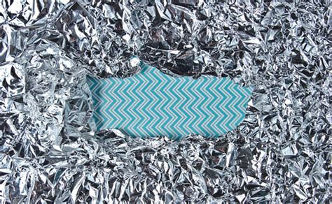 정보를 위한 파란 공간을 가진 구겨진 포 일의 찢어진 프레임 복사 공간 0명에 대한 스톡 사진 및 기타 이미지 0명 공란 구겨진 Istock