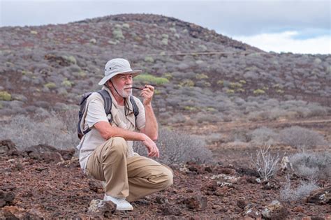 시골 흡연 파이프에서 여행 중에 쉬고있는 성인 노인 수염 남자 자유 시간 휴가 및 자연을 즐기는 백인 노인 연금 수령자 70 79세에 대한 스톡 사진 및 기타 이미지