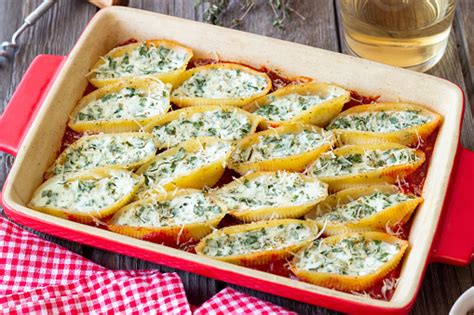 토마토 소스에 치즈와 시금치로 채워진 구운 파스타 채식 음식 이탈리아 음식 속을 채운에 대한 스톡 사진 및 기타 이미지 속을 채운 파스타 가득 찬 Istock