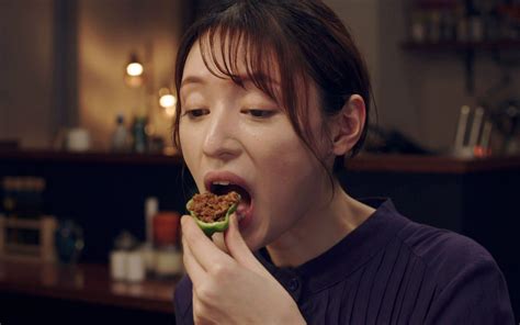 下饭片，干巴巴的美女吃了辣椒塞肉和肉拌面，这个辣椒塞肉我能吃十个 轻风乍起的号 轻风乍起的号 哔哩哔哩视频