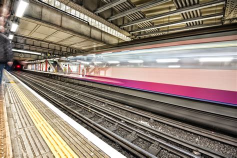 지하철 역 플랫폼 및 모션 흐리게 기차 2중 황색 실선에 대한 스톡 사진 및 기타 이미지 2중 황색 실선