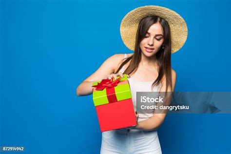 들고 흥분된 귀여운 여자의 초상화 파란색 배경 위에 고립 된 선물 상자를 열어 갈색 머리에 대한 스톡 사진 및 기타 이미지 갈색 머리 공휴일 귀여운 Istock