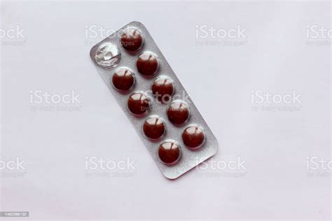 물집에있는 빨간 정제는 밝은 배경에 놓여 있습니다 내과의 약물 사용 치료 가정 응급 처치 키트 질병 항생제 텍스트 공간을 복사합니다 위에서보기 개념에 대한 스톡 사진 및