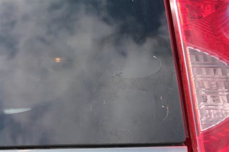 Избавляемся от ненужных наклеек на стекле. — Nissan Note (1G), 1,5 л ...