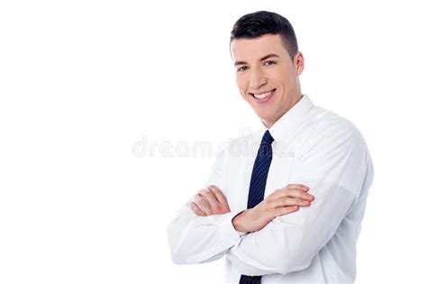 Hombre Joven Feliz Con Los Brazos Cruzados Imagen De Archivo Imagen De Plegable Sonriente
