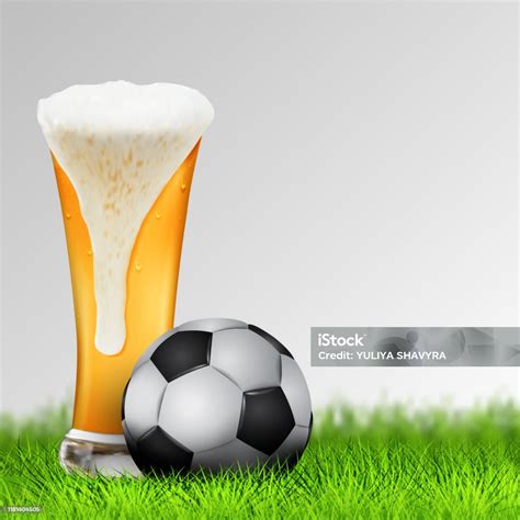 녹색 잔디에 맥주와 축구 공의 현실적인 유리 축구 팬 개념입니다 스포츠 바 메뉴 포스터 배너 흰색 배경에서 격리된 개체입니다 벡터 그림입니다 Eps 10 Final