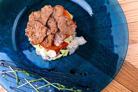 이탈리아 음식 배경입니다 모 짜 렐 라 치즈 신선한 바 질 잎 토마토 올리브 오일 접시에 고기 카프 라스 살라 트 성분 평면도 0명에 대한 스톡 사진 및 기타 이미지