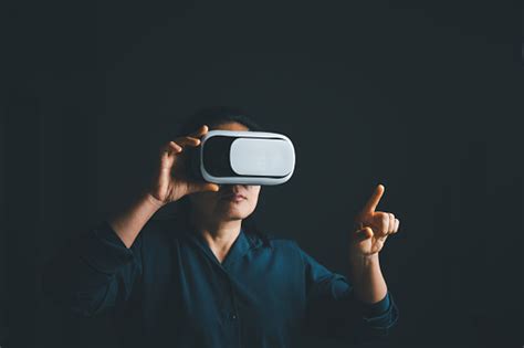 가상 현실의 안경을 쓴 여자 미래 기술 개념입니다 메타버스 기술 개념입니다 Vr 가상 현실 고글 미래 지향적 인 라이프 스타일 홈 오피스에서 가상 현실 헤드셋을 사용하는