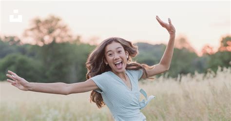 흰색 탱크 탑과 검은 색 반바지를 입은 소녀는 낮에 도로에서 뛰어 다닙니다 사진 Unsplash의 무료 소녀 이미지