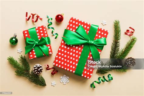 탑 뷰 플랫은 크리스마스 장식과 선물 상자를 복사 공간이있는 컬러 배경에 놓습니다 크리스마스 또는 새해 복 많이 받으세요 작곡 성탄절 선물에 대한 스톡 사진 및 기타 이미지