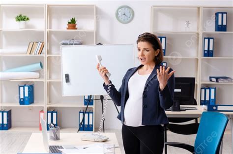 사무실에서 일하는 경험이 풍부한 여성 직원 사진 배경 및 무료 다운로드를위한 그림 Pngtree