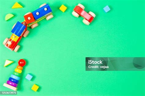 아기 아이 장난감 배경 나무 장난감 기차 나무 쌓아 피라미드 타워와 밝은 녹색 배경에 다채로운 나무 벽돌 위쪽 보기 0에 대한 스톡 사진 및 기타 이미지 Istock