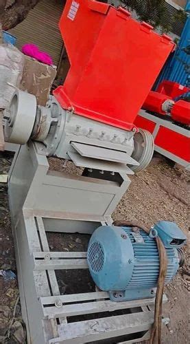 Plastic Cutting Machine For Industrial Capacity 100 200 Kghr