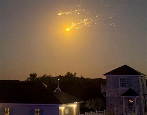 Spacex Rocket Spirals And Explodes With Debris Raining From The Sky