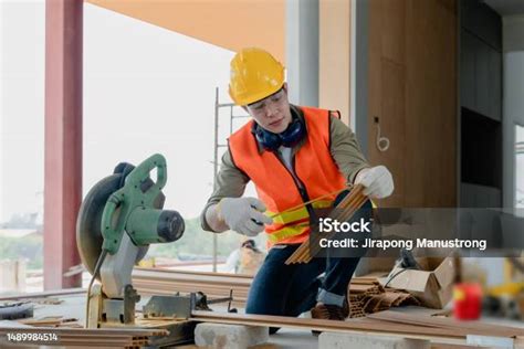 안전 장비와 안전모를 착용한 구조 작업자가 공사를 하고 원형 톱을 사용하여 작업합니다 강철에 대한 스톡 사진 및 기타 이미지 강철 개선 공장 산업 건물 Istock